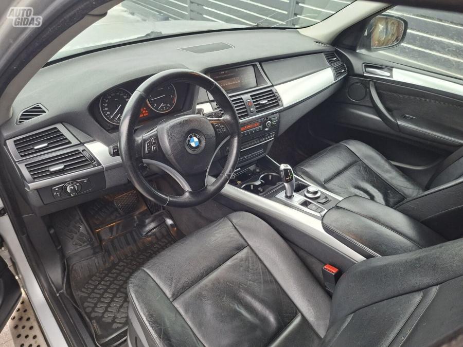 Grey BMW X5 2007 in Silute, with an engine capacity of 3.00 L and mileage of 370 thousand km for 6400 €, photo 18 on AUTOMOTO.COM.LV