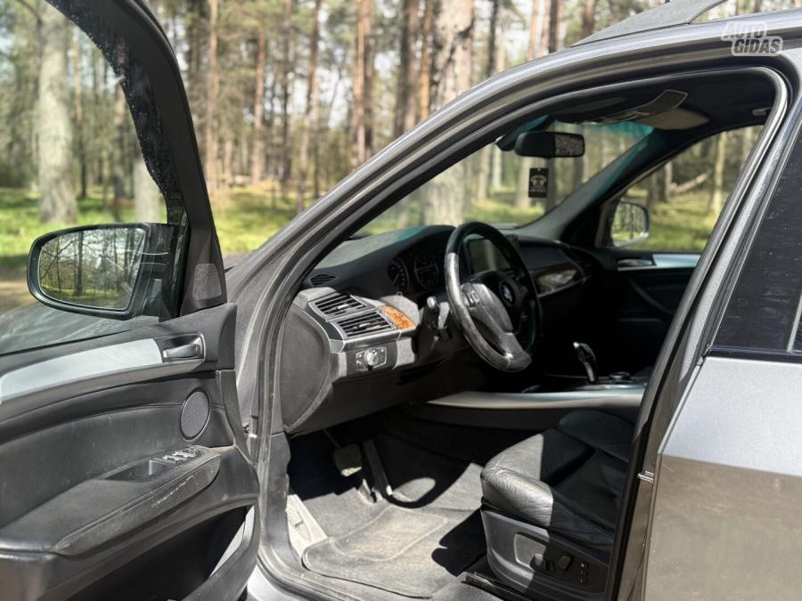 Grey BMW X5 2007 in Vilnius, with an engine capacity of 3.00 L and mileage of 401 thousand km for 7000 €, photo 8 on AUTOMOTO.COM.LV