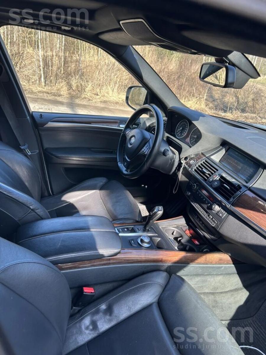 Grey BMW X5 2007 in Valmiera, with an engine capacity of 3.00 L and mileage of 425 thousand km for 9500 €, photo 7 on AUTOMOTO.COM.LV