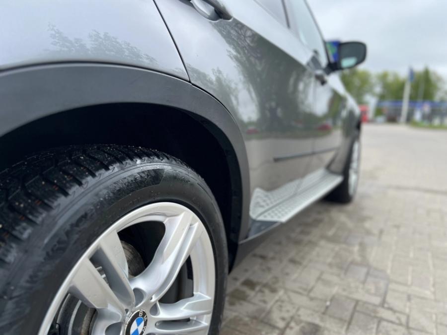 Grey BMW X5 2007 in Riga, with an engine capacity of 3.00 L and mileage of 322 thousand km for 10490 €, photo 8 on AUTOMOTO.COM.LV
