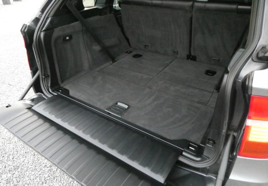 Grey BMW X5 2007 in Riga, with an engine capacity of 3.00 L and mileage of 322 thousand km for 10490 €, photo 16 on AUTOMOTO.COM.LV