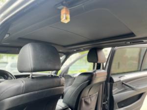 Grey BMW X5 2007 in Riga, with an engine capacity of 3.00 L and mileage of 322 thousand km for 10490 €, photo 23 on AUTOMOTO.COM.LV
