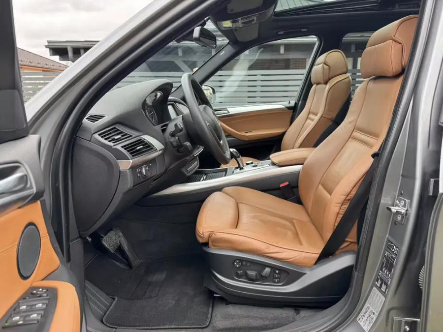 Grey BMW X5 2007 in Jelgava, with an engine capacity of 3.00 L and mileage of 313 thousand km for 8800 €, photo 11 on AUTOMOTO.COM.LV
