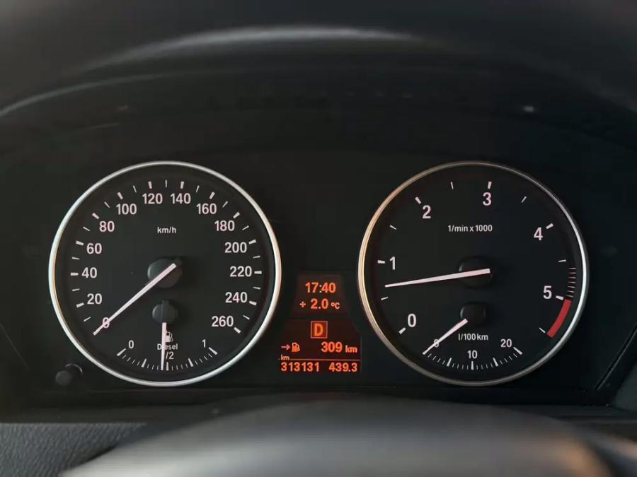 Grey BMW X5 2007 in Jelgava, with an engine capacity of 3.00 L and mileage of 313 thousand km for 8800 €, photo 18 on AUTOMOTO.COM.LV