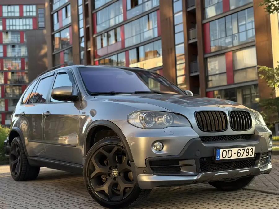 Grey BMW X5 2007 in Riga, with an engine capacity of 3.00 L and mileage of 305 thousand km for 7490 €, photo 1 on AUTOMOTO.COM.LV