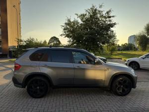 Grey BMW X5 2007 in Riga, with an engine capacity of 3.00 L and mileage of 305 thousand km for 7490 €, photo 3 on AUTOMOTO.COM.LV