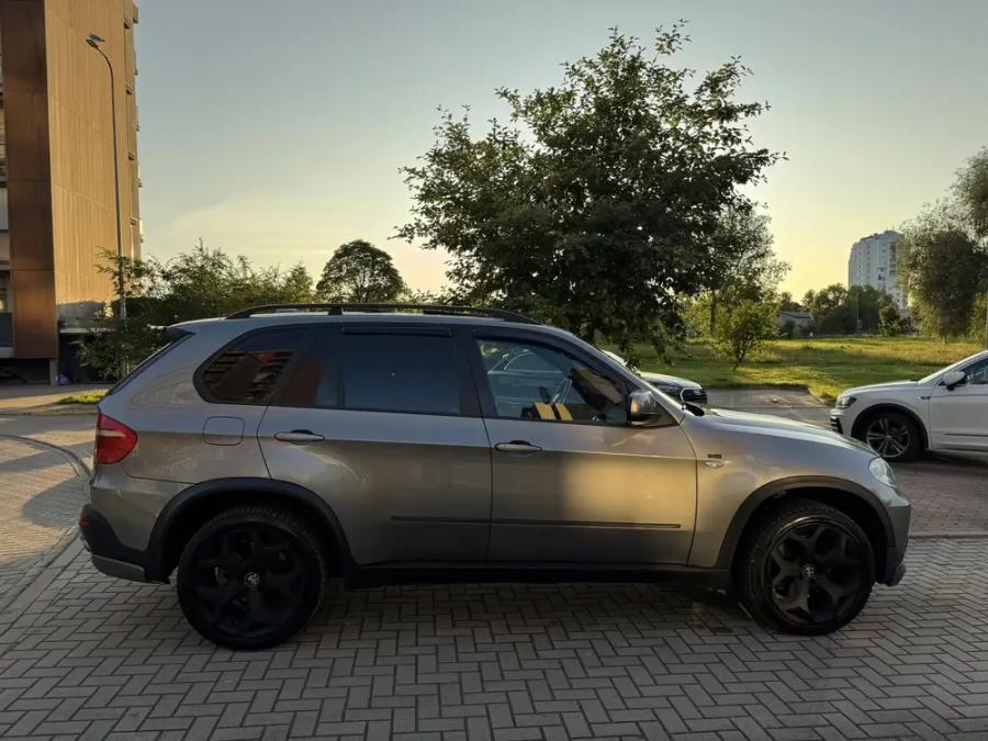 Grey BMW X5 2007 in Riga, with an engine capacity of 3.00 L and mileage of 305 thousand km for 7490 €, photo 3 on AUTOMOTO.COM.LV