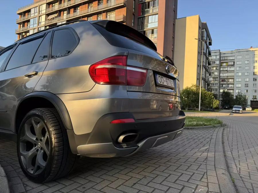 Grey BMW X5 2007 in Riga, with an engine capacity of 3.00 L and mileage of 305 thousand km for 7490 €, photo 4 on AUTOMOTO.COM.LV