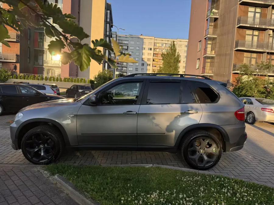 Grey BMW X5 2007 in Riga, with an engine capacity of 3.00 L and mileage of 305 thousand km for 7490 €, photo 5 on AUTOMOTO.COM.LV
