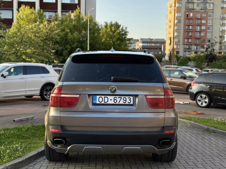 Grey BMW X5 2007 in Riga, with an engine capacity of 3.00 L and mileage of 305 thousand km for 7490 €, photo 6 on AUTOMOTO.COM.LV