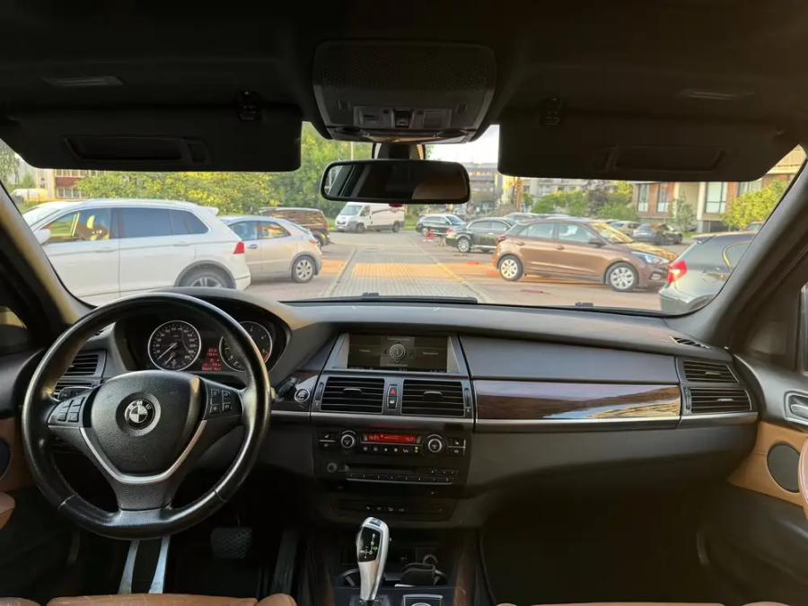Grey BMW X5 2007 in Riga, with an engine capacity of 3.00 L and mileage of 305 thousand km for 7490 €, photo 15 on AUTOMOTO.COM.LV
