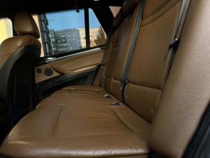 Grey BMW X5 2007 in Riga, with an engine capacity of 3.00 L and mileage of 305 thousand km for 7490 €, photo 16 on AUTOMOTO.COM.LV