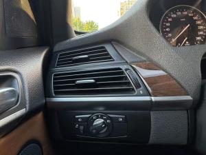 Grey BMW X5 2007 in Riga, with an engine capacity of 3.00 L and mileage of 305 thousand km for 7490 €, photo 34 on AUTOMOTO.COM.LV