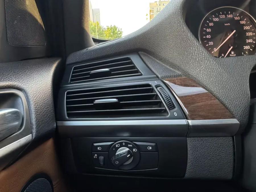 Grey BMW X5 2007 in Riga, with an engine capacity of 3.00 L and mileage of 305 thousand km for 7490 €, photo 34 on AUTOMOTO.COM.LV
