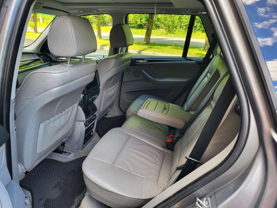 Grey BMW X5 2007 in Siauliai, with an engine capacity of 3.00 L and mileage of 370 thousand km for 6400 €, photo 21 on AUTOMOTO.COM.LV