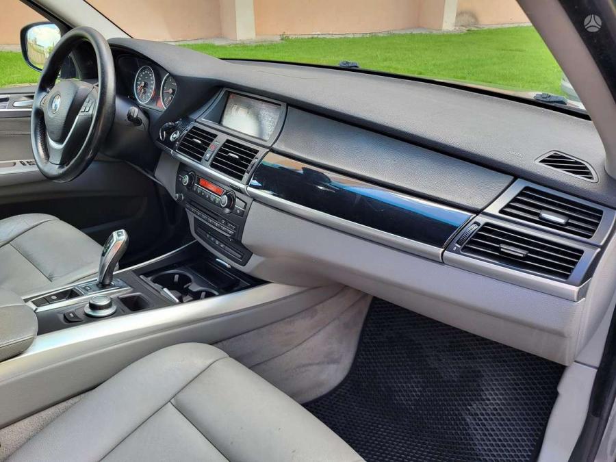 Grey BMW X5 2007 in Siauliai, with an engine capacity of 3.00 L and mileage of 370 thousand km for 6400 €, photo 28 on AUTOMOTO.COM.LV