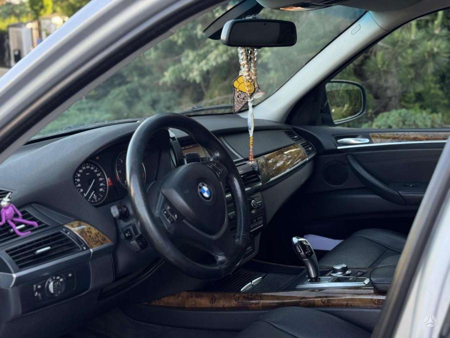 Grey BMW X5 2007 in Salcininkai, with an engine capacity of 2.99 L and mileage of 249 thousand km for 7800 €, photo 14 on AUTOMOTO.COM.LV