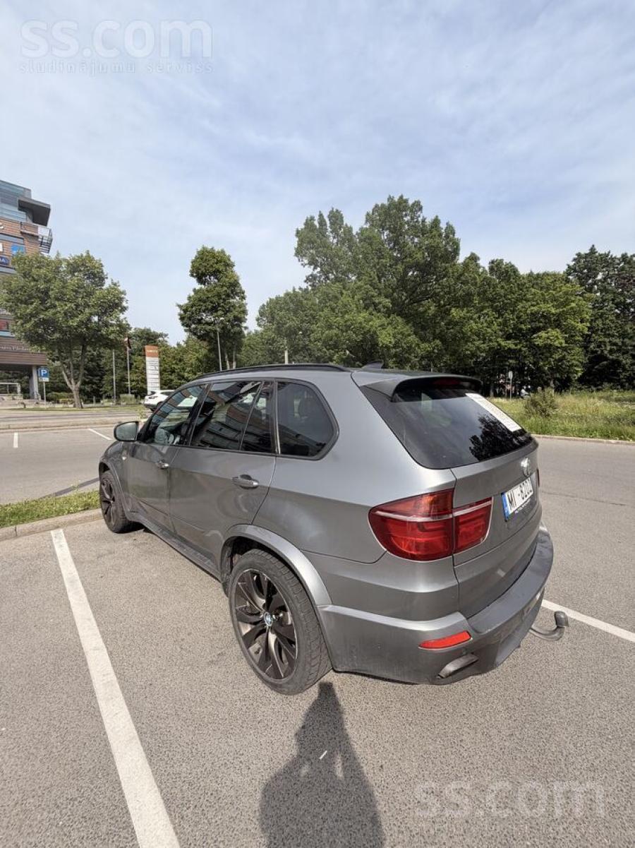 Grey BMW X5 2007 in Riga, with an engine capacity of 3.00 L and mileage of 335 thousand km for 6500 €, photo 4 on AUTOMOTO.COM.LV