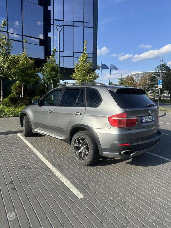 Pelēks BMW X5 2007 Viļņa, ar dzinēja tilpumu 2.99 L un nobraukumu 399 tūkst. km par 6500 €, foto 4 vietnē AUTOMOTO.COM.LV