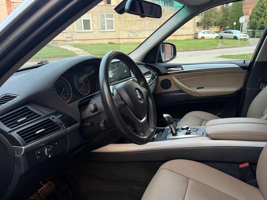 Grey BMW X5 2007 in Utena, with an engine capacity of 2.99 L and mileage of 243 thousand km for 7770 €, photo 15 on AUTOMOTO.COM.LV