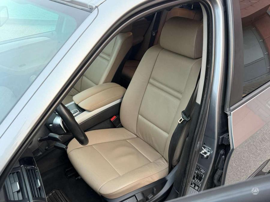 Grey BMW X5 2007 in Utena, with an engine capacity of 2.99 L and mileage of 243 thousand km for 7770 €, photo 17 on AUTOMOTO.COM.LV