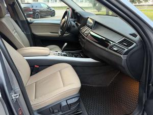 Grey BMW X5 2007 in Utena, with an engine capacity of 2.99 L and mileage of 243 thousand km for 7770 €, photo 23 on AUTOMOTO.COM.LV