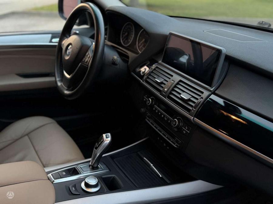Grey BMW X5 2007 in Utena, with an engine capacity of 2.99 L and mileage of 243 thousand km for 7770 €, photo 25 on AUTOMOTO.COM.LV