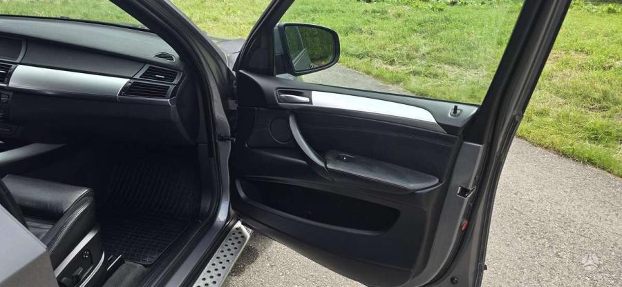 Grey BMW X5 2007 in Kaunas, with an engine capacity of 2.99 L and mileage of 273 thousand km for 8600 €, photo 20 on AUTOMOTO.COM.LV