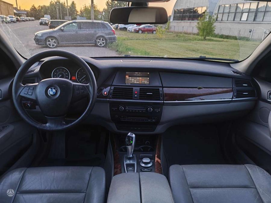 Grey BMW X5 2007 in Vilnius, with an engine capacity of 3.00 L and mileage of 232 thousand km for 4650 €, photo 12 on AUTOMOTO.COM.LV