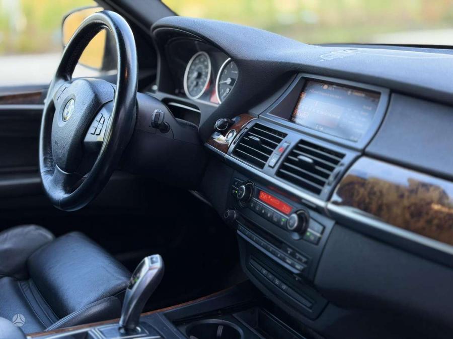 Pelēks BMW X5 2007 Viļņa, ar dzinēja tilpumu 3.00 L un nobraukumu 160 tūkst. km par 6600 €, foto 23 vietnē AUTOMOTO.COM.LV