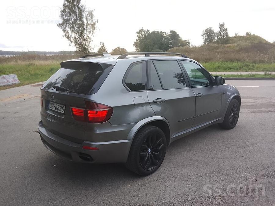 Grey BMW X5 2007 in Riga, with an engine capacity of 3.00 L and mileage of 379 thousand km for 8999 €, photo 4 on AUTOMOTO.COM.LV