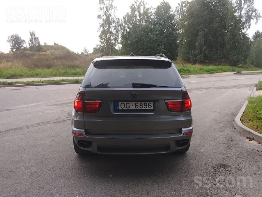 Grey BMW X5 2007 in Riga, with an engine capacity of 3.00 L and mileage of 379 thousand km for 8999 €, photo 5 on AUTOMOTO.COM.LV