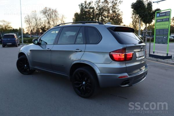 Grey BMW X5 2007 in Riga, with an engine capacity of 3.00 L and mileage of 381 thousand km for 7490 €, photo 5 on AUTOMOTO.COM.LV