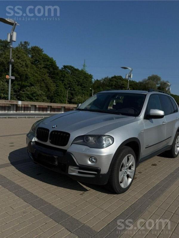 Grey BMW X5 2008 in Riga, with an engine capacity of 3.00 L and mileage of 348 thousand km for 8500 €, photo 1 on AUTOMOTO.COM.LV