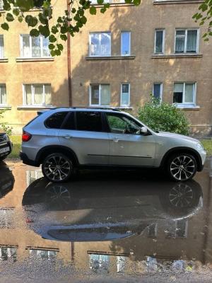 Grey BMW X5 2008 in Riga, with an engine capacity of 3.00 L and mileage of 348 thousand km for 8500 €, photo 5 on AUTOMOTO.COM.LV