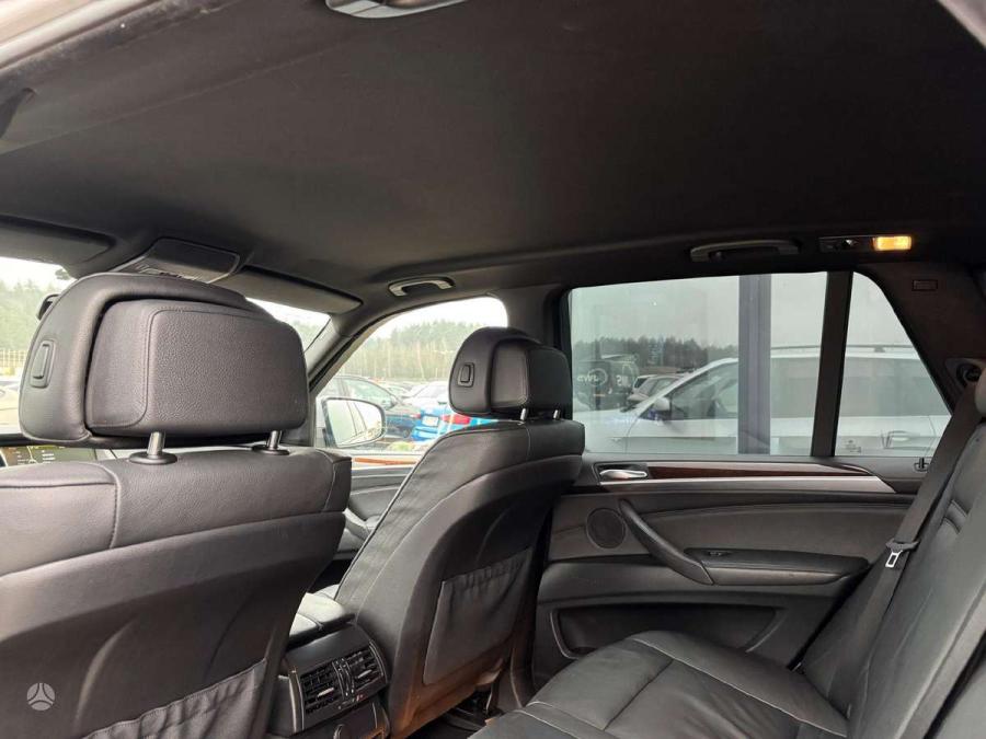 Pelēks BMW X5 2008 Viļņa, ar dzinēja tilpumu 3.00 L un nobraukumu 285 tūkst. km par 9650 €, foto 15 vietnē AUTOMOTO.COM.LV