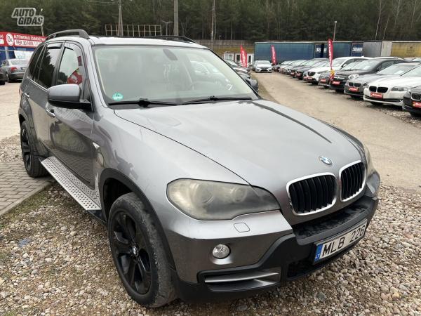 Grey BMW X5 2008 in Vilnius, with an engine capacity of 3.00 L and mileage of 302 thousand km for 7500 €, photo 1 on AUTOMOTO.COM.LV