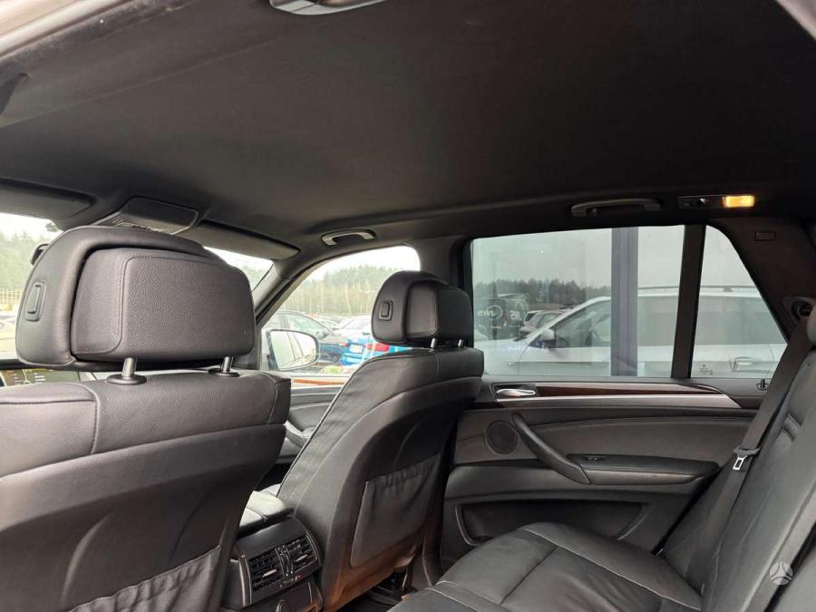 Pelēks BMW X5 2008 Viļņa, ar dzinēja tilpumu 3.00 L un nobraukumu 285 tūkst. km par 9650 €, foto 15 vietnē AUTOMOTO.COM.LV