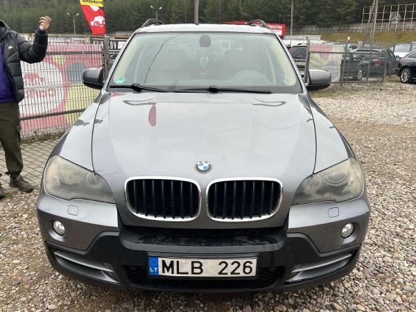 Grey BMW X5 2008 in Vilnius, with an engine capacity of 3.00 L and mileage of 302 thousand km for 7500 €, photo 2 on AUTOMOTO.COM.LV