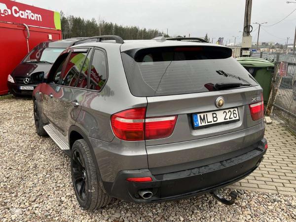 Grey BMW X5 2008 in Vilnius, with an engine capacity of 3.00 L and mileage of 302 thousand km for 7500 €, photo 4 on AUTOMOTO.COM.LV