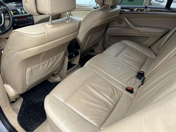 Grey BMW X5 2008 in Vilnius, with an engine capacity of 3.00 L and mileage of 302 thousand km for 7500 €, photo 8 on AUTOMOTO.COM.LV