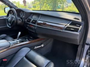 Grey BMW X5 2008 in Riga, with an engine capacity of 3.00 L and mileage of 0 thousand km for 7850 €, photo 15 on AUTOMOTO.COM.LV