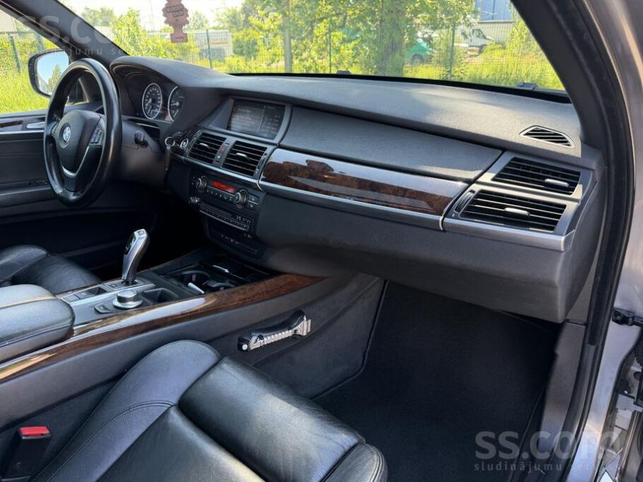 Grey BMW X5 2008 in Riga, with an engine capacity of 3.00 L and mileage of 0 thousand km for 7850 €, photo 15 on AUTOMOTO.COM.LV