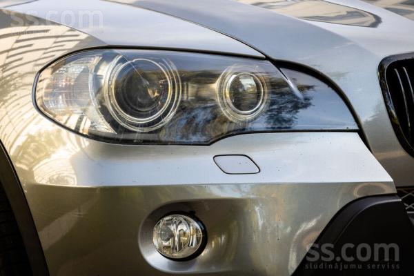 Grey BMW X5 2008 in Riga, with an engine capacity of 3.00 L and mileage of 284 thousand km for 7995 €, photo 3 on AUTOMOTO.COM.LV