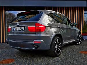 Grey BMW X5 2008 in Riga, with an engine capacity of 3.00 L and mileage of 262 thousand km for 13100 €, photo 5 on AUTOMOTO.COM.LV