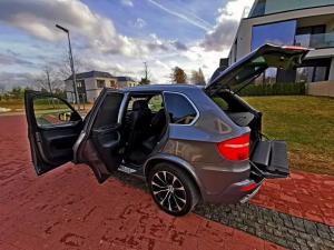 Grey BMW X5 2008 in Riga, with an engine capacity of 3.00 L and mileage of 262 thousand km for 13100 €, photo 8 on AUTOMOTO.COM.LV