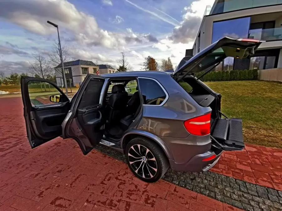 Grey BMW X5 2008 in Riga, with an engine capacity of 3.00 L and mileage of 262 thousand km for 13100 €, photo 8 on AUTOMOTO.COM.LV