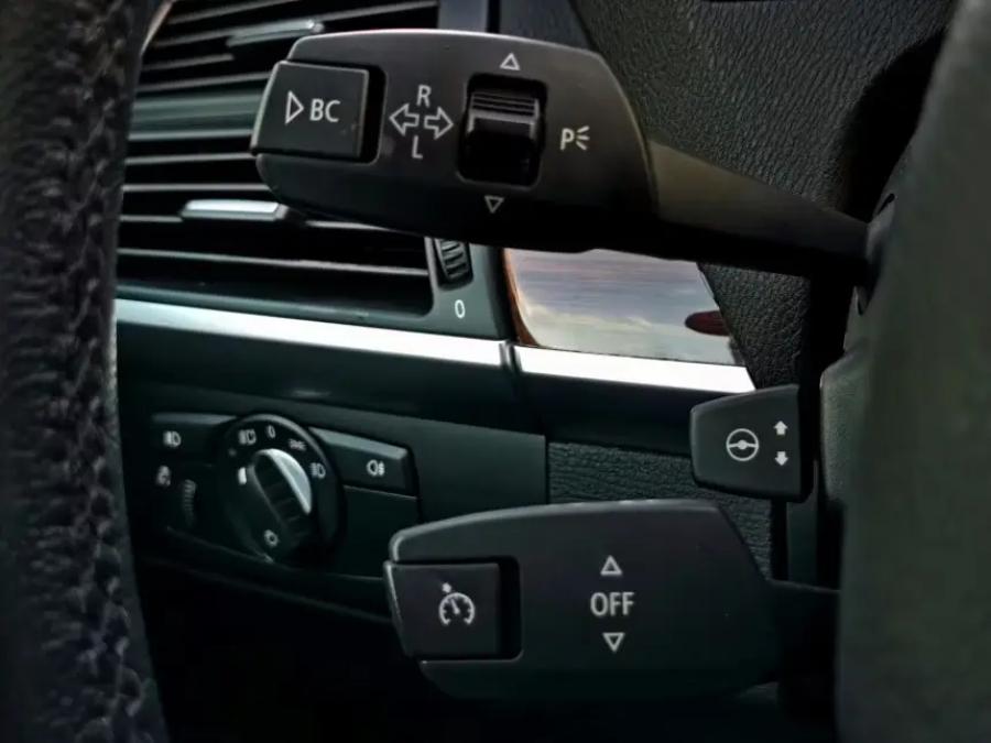 Grey BMW X5 2008 in Riga, with an engine capacity of 3.00 L and mileage of 262 thousand km for 13100 €, photo 13 on AUTOMOTO.COM.LV