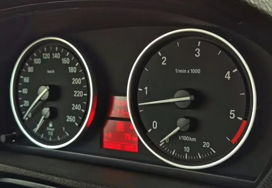 Grey BMW X5 2008 in Riga, with an engine capacity of 3.00 L and mileage of 262 thousand km for 13100 €, photo 16 on AUTOMOTO.COM.LV