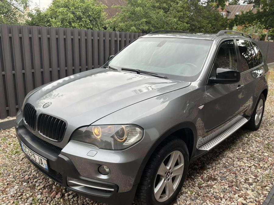 Grey BMW X5 2008 in Marijampole, with an engine capacity of 2.99 L and mileage of 285 thousand km for 5900 €, photo 1 on AUTOMOTO.COM.LV